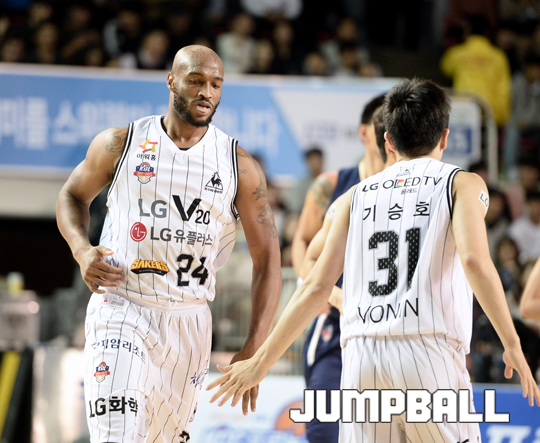 '테리 27점' LG, 에밋 빠진 KCC 꺾고 첫 승