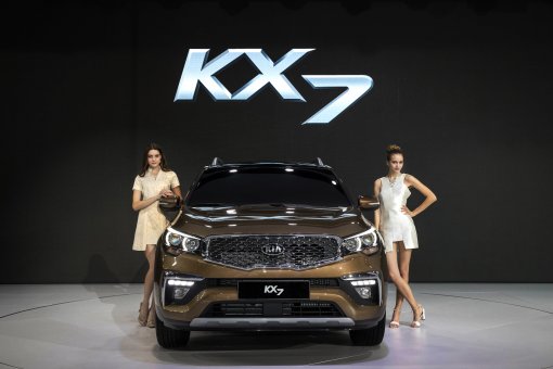 기아차, 中 전략 SUV 'KX7' 첫 선..대담한 디자인·동급 최대 실내·다양한 엔진