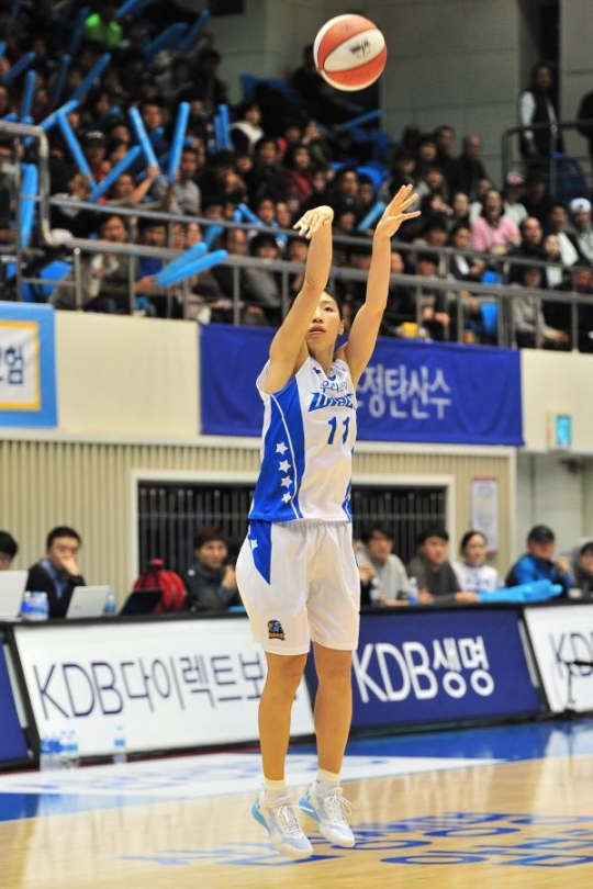 '베테랑' 우리은행 임영희, 2R MVP..최은실은 첫 MIP