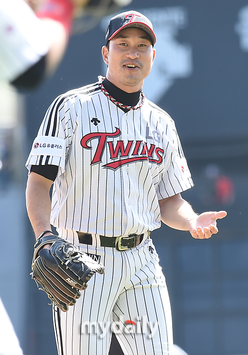 LG, FA 봉중근과 2년 15억원에 재계약