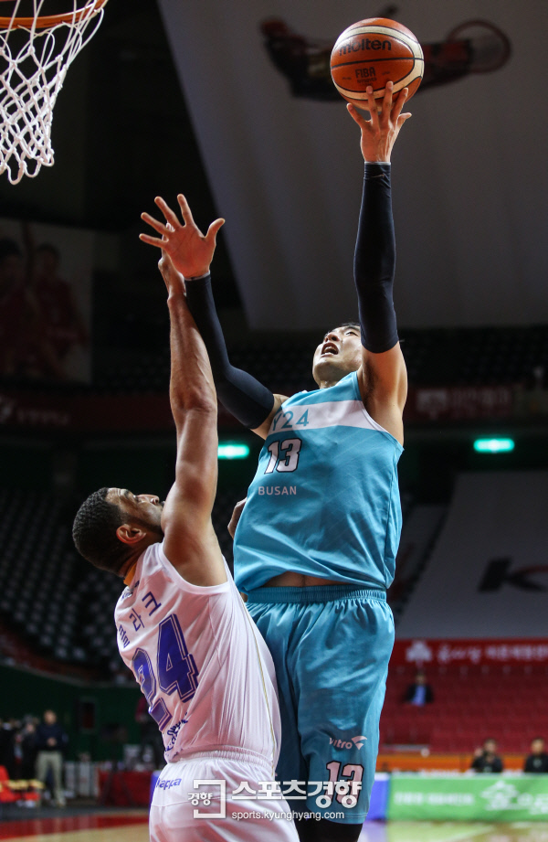 '김현민 22점 폭발' KT, KCC에 19점차 대승