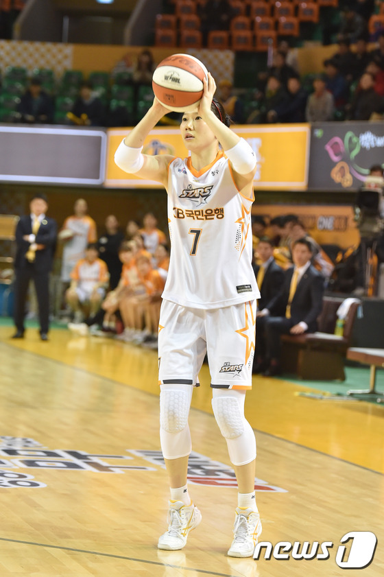 [WKBL] '강아정 21득점' KB, KDB 꺾고 공동 4위