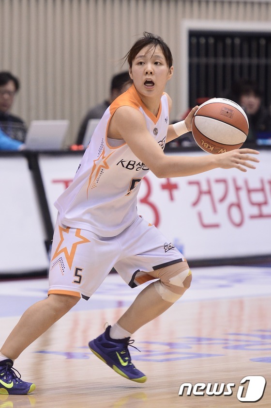 [WKBL] '심성영 16득점' KB, KEB하나 꺾고 공동 3위 도약