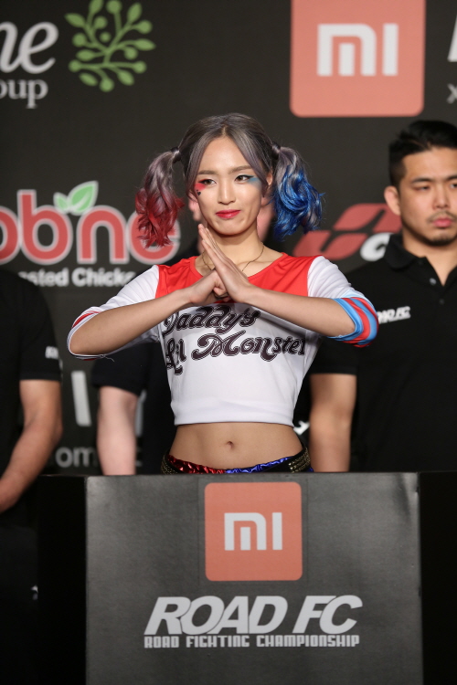 [로드FC 037 계체] 임소희 "할리퀸 복장요? 미쳐서 싸우겠다는 각오예요"