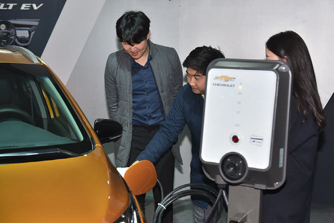 [포토] [2017 전기차엑스포] 쉐보레 볼트 EV의 충전을 선보이는 한국지엠 관계자들