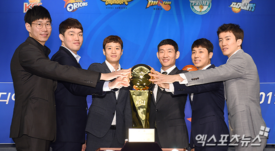 '2016-2017 KCC 프로농구 우승 트로피의 주인은?'[포토]