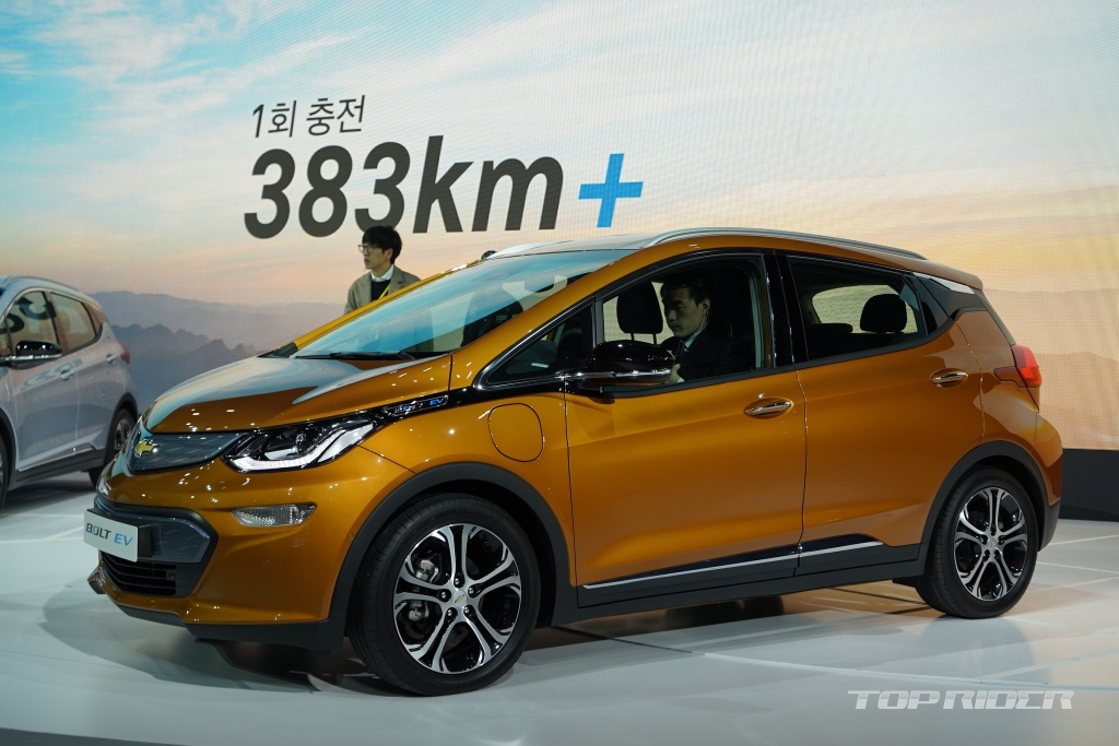 작은 차체와 넓은 공간, 383km 전기차 볼트EV | 탑라이더