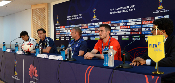 [U-20 월드컵] 손흥민 지켜본 잉글랜드 쿡 "한국 선수들은 많이 뛴다"