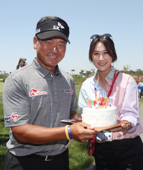 [KPGA SKT오픈] 최경주의 생일 축하를 위해 일본에서 날아온 김하늘