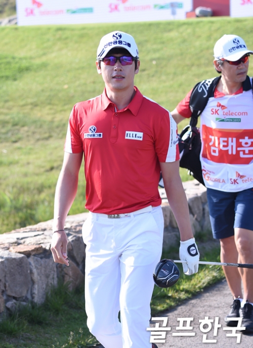 [KPGA SKT오픈] 카메라를 향해 미소를 짓는 김태훈