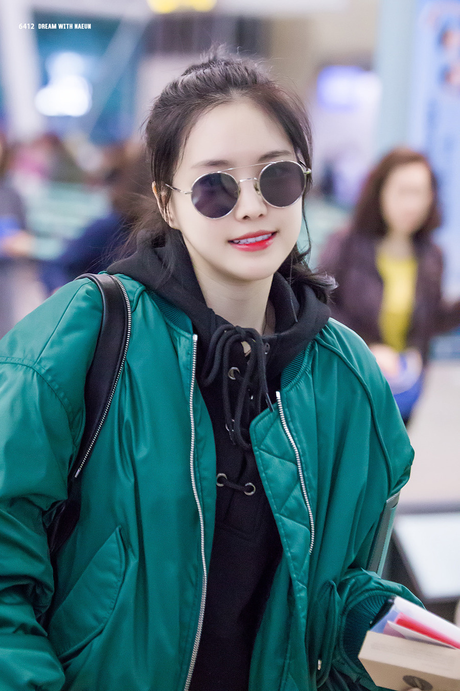 손나은 공항 패션 후방주의 짤티비 Jjtvkr