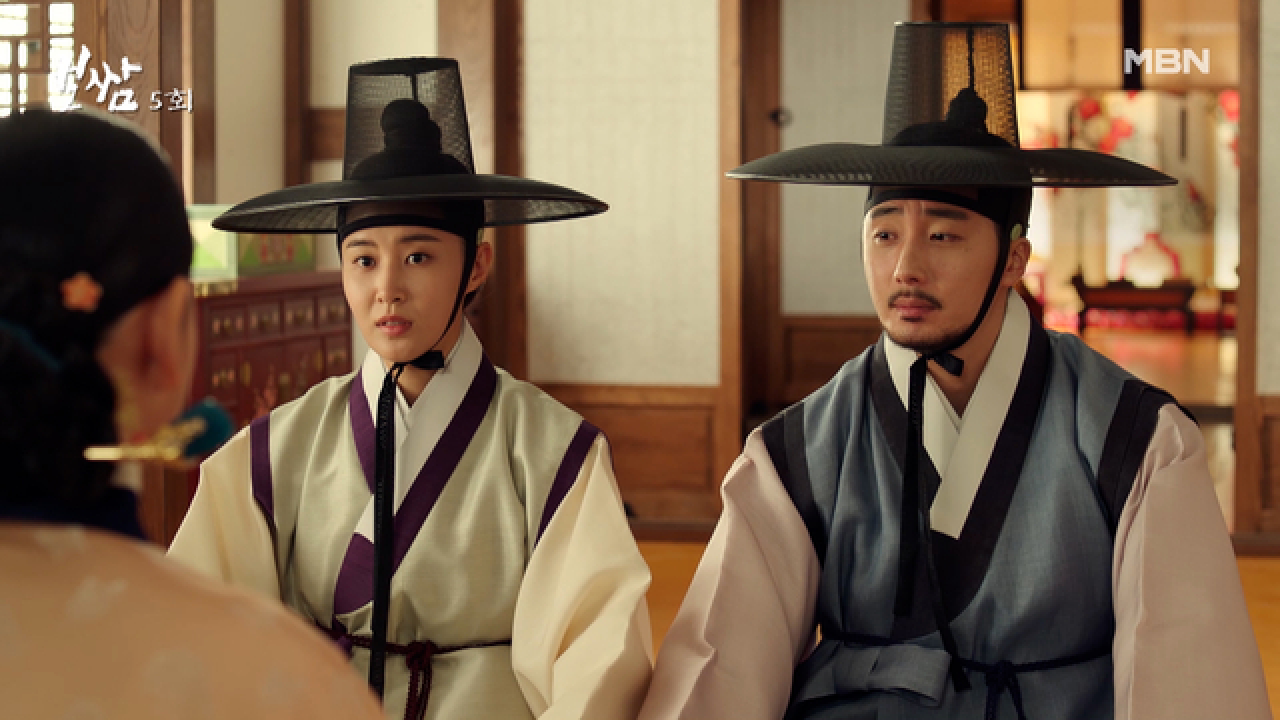 다음연예 | 조선의 MUST HAVE 아이템!! 정일우&권유리, 관리로 변신하여 본격 부부사기단 활동 시작!? MBN 210515 방송 - 보쌈 - 운명을 훔치다 5회 ...