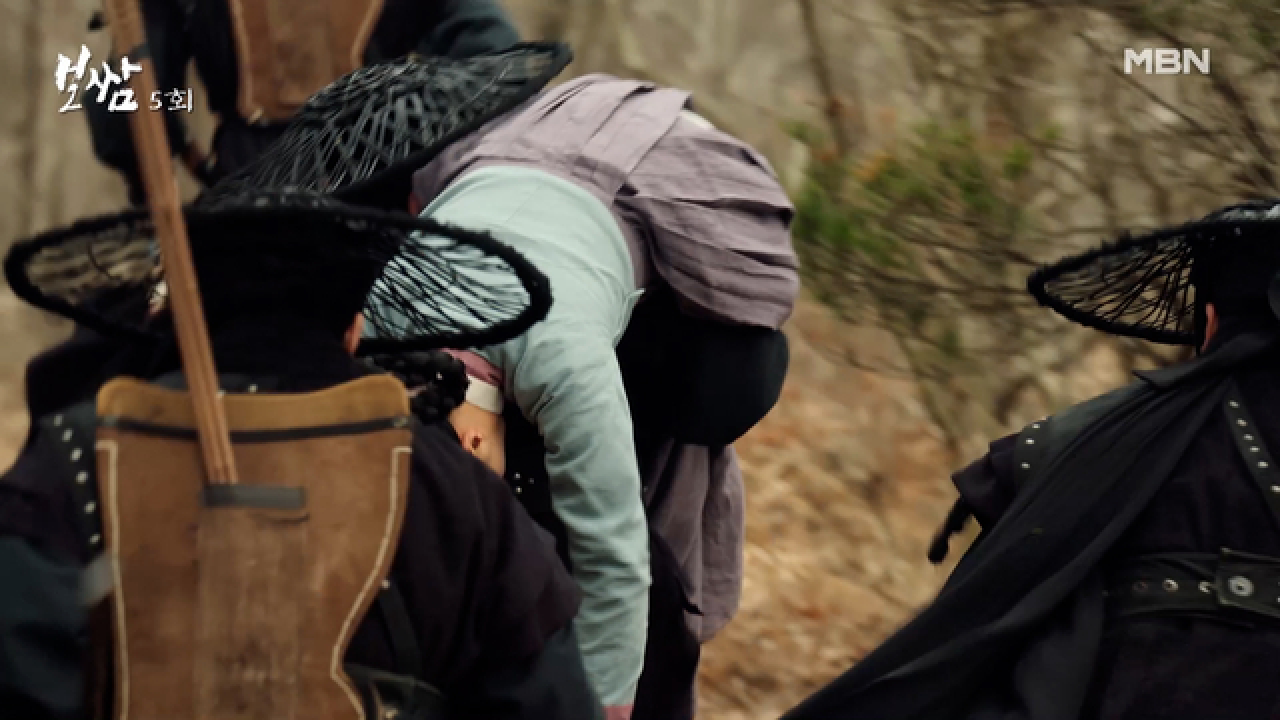 다음연예 | 정일우vs신현수, 절벽 위에서의 위태로운 결투! 그 사이에 납치되는 권유리!? MBN 210515 방송 - 보쌈 - 운명을 훔치다 5회 - 2021.05.15