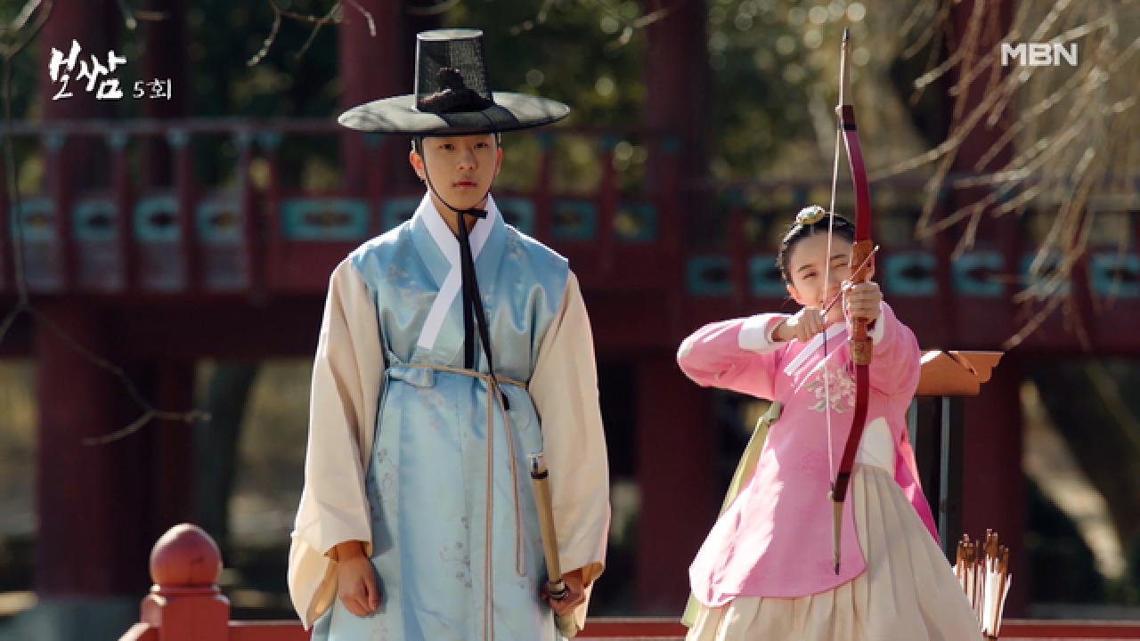 다음연예 | #감성 타임# 권유리&신현수, 첫 만남에 동무가 되었던 두 사람의 뽀시래기 시절….☆ MBN 210515 방송 - 보쌈 - 운명을 훔치다 5회 - 2021.05.15