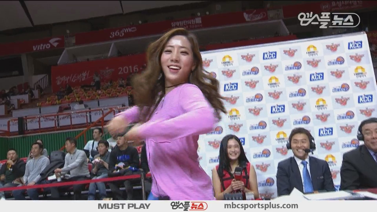 정순주 아나운서 치어리딩 '제 점수는요' [KBL 2016-2017 프로농구] 20161210 | 다음스포츠