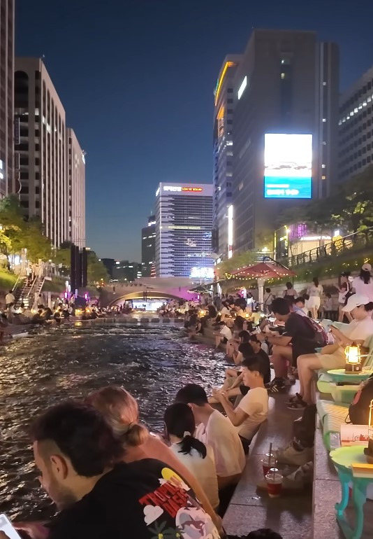 낭만의 파리 안부럽다는 청계천 근황.ytb - 악플달면 쩌리쩌려버려 - ＊여성시대＊ 차분한 20대들의 알흠다운 공간