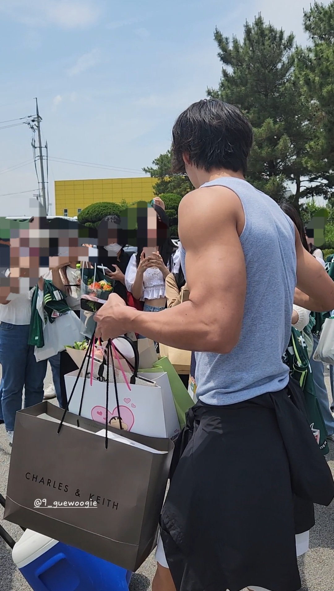 오늘자 망고나시 입은 조규성.jpg - 악플달면 쩌리쩌려버려 - ＊여성시대＊ 차분한 20대들의 알흠다운 공간