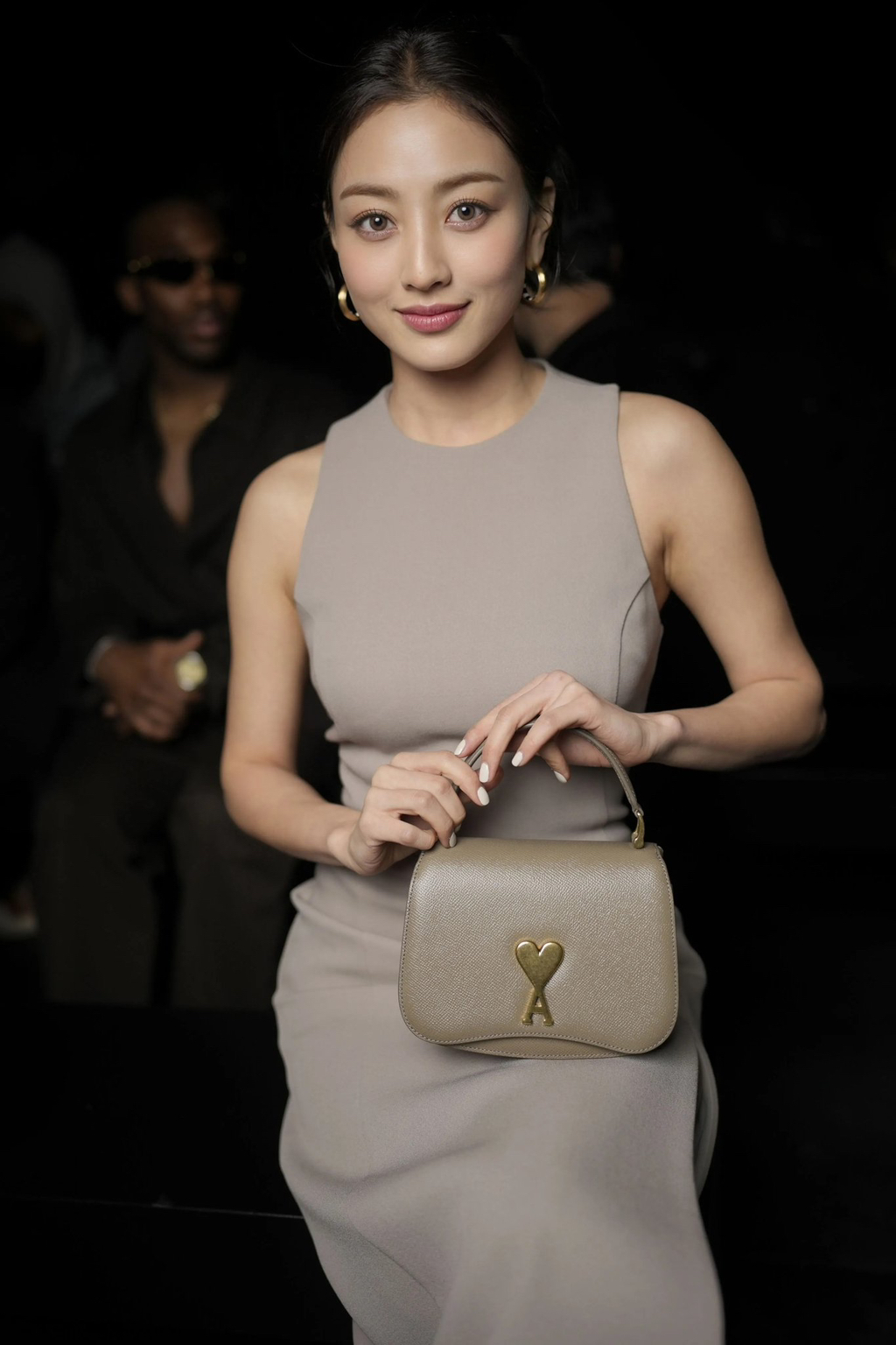 파리 AMI 패션쇼 참석한 트와이스 지효 - 악플달면 쩌리쩌려버려 - ＊여성시대＊ 차분한 20대들의 알흠다운 공간