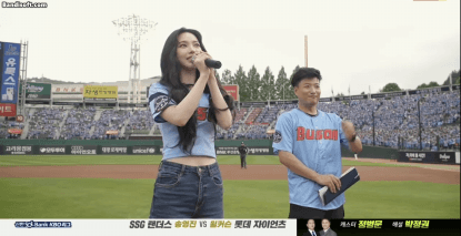 더쿠 - [KBO] 에스파 카리나 시구.gif
