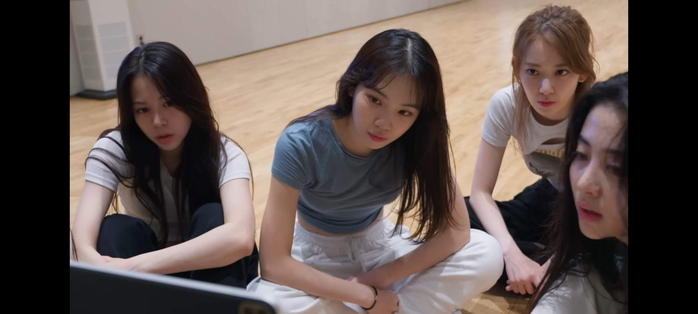 걸그룹 연습생의 적나라한 모습을 보여줬다는 다큐 ㄷㄷ - 웃긴자료 ‥‥‥‥‥、 - 도탁스 (DOTAX)