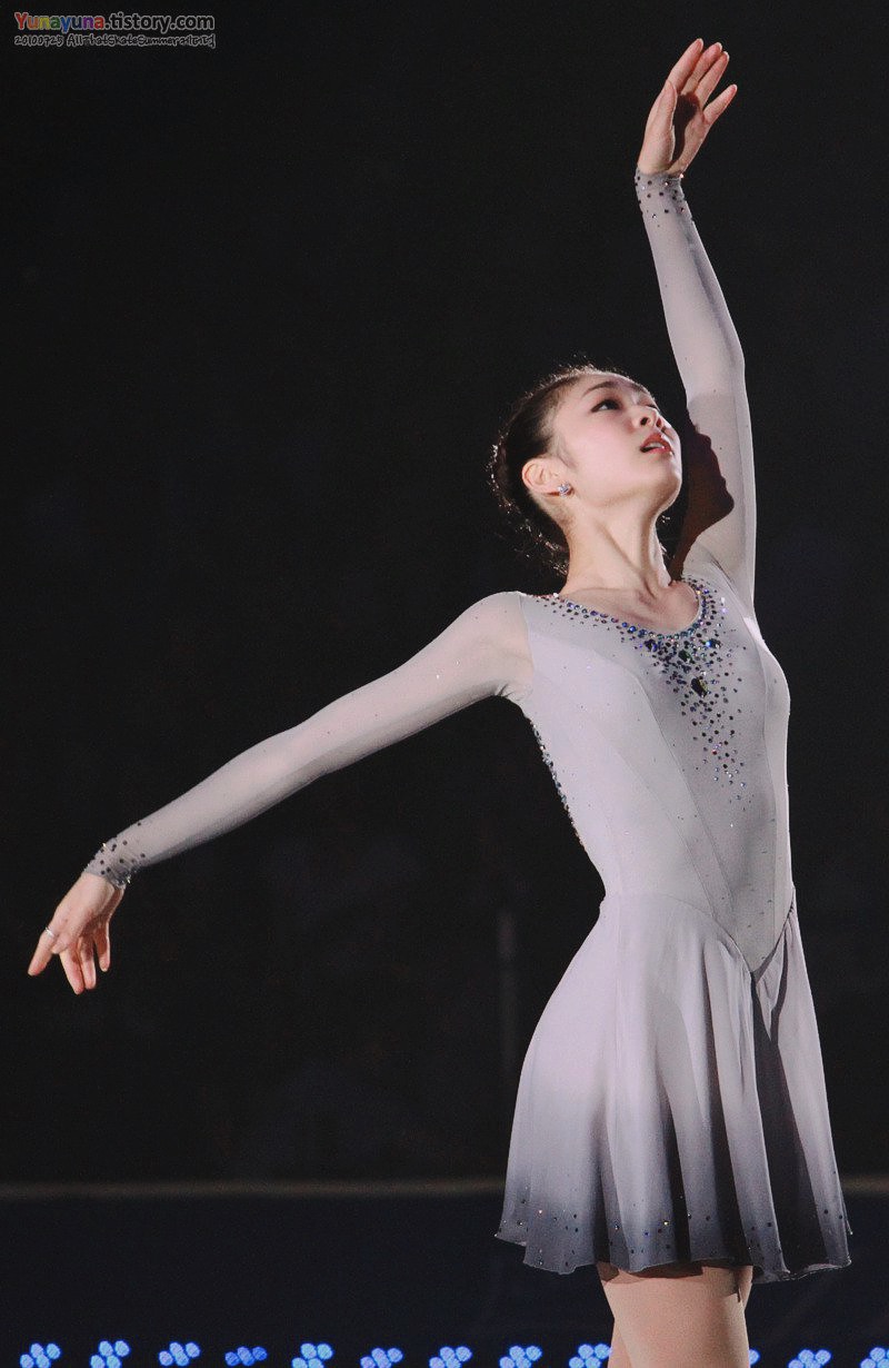 더쿠 - 유난히 덕후가 많았던 김연아 피겨 의상 13벌 gif
