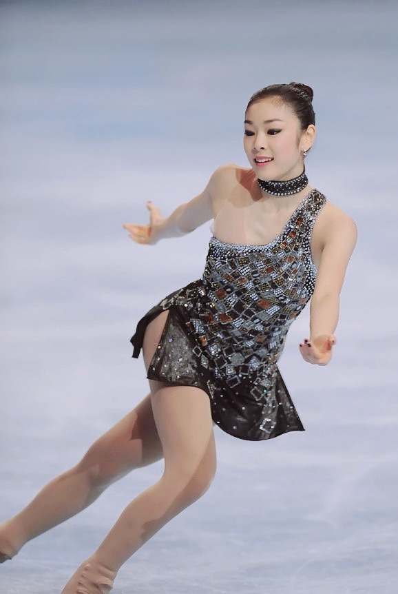 더쿠 - 유난히 덕후가 많았던 김연아 피겨 의상 13벌 gif