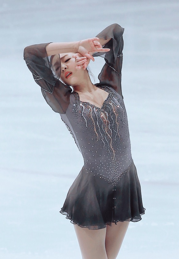 더쿠 - 유난히 덕후가 많았던 김연아 피겨 의상 13벌 gif