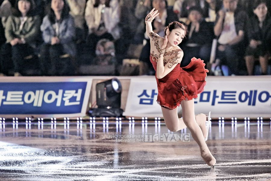 더쿠 - 유난히 덕후가 많았던 김연아 피겨 의상 13벌 gif