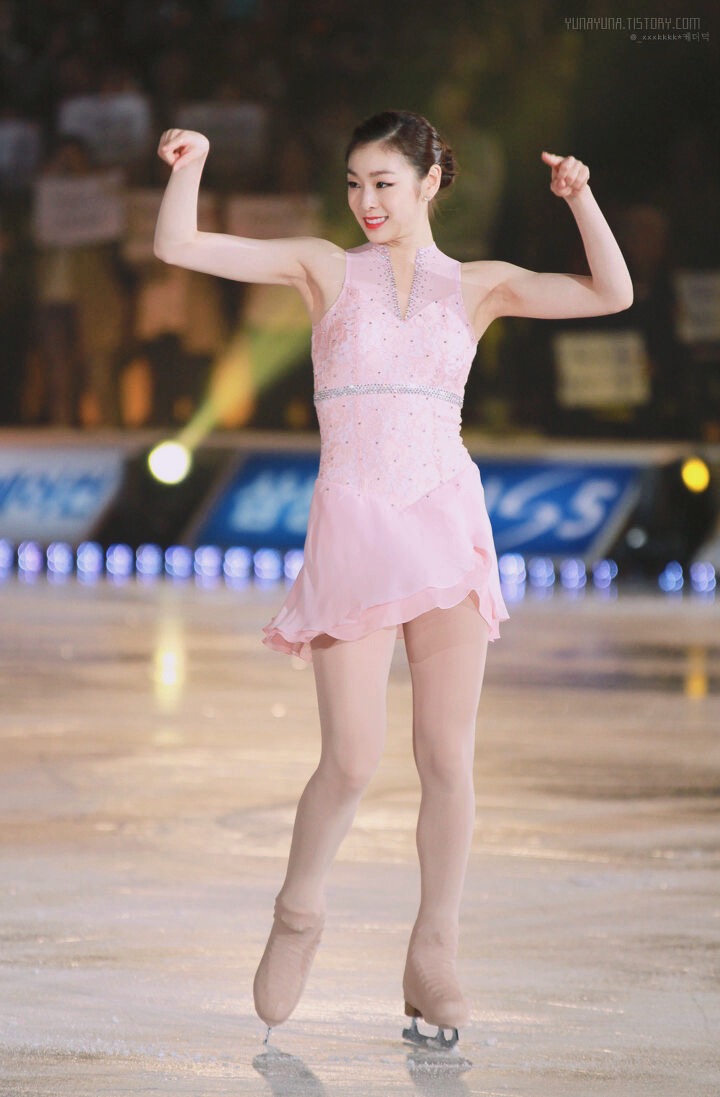 더쿠 - 유난히 덕후가 많았던 김연아 피겨 의상 13벌 gif
