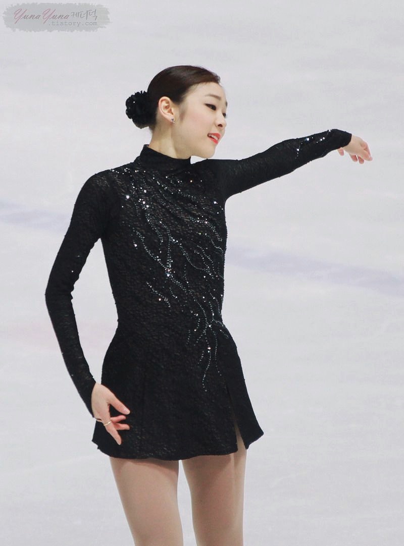 더쿠 - 유난히 덕후가 많았던 김연아 피겨 의상 13벌 gif