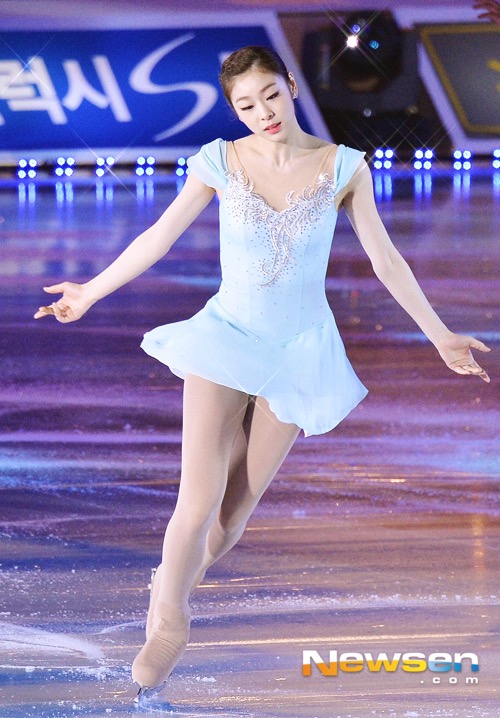 더쿠 - 유난히 덕후가 많았던 김연아 피겨 의상 13벌 gif