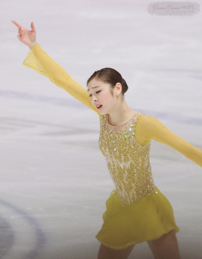 더쿠 - 유난히 덕후가 많았던 김연아 피겨 의상 13벌 gif