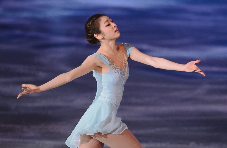 더쿠 - 유난히 덕후가 많았던 김연아 피겨 의상 13벌 gif