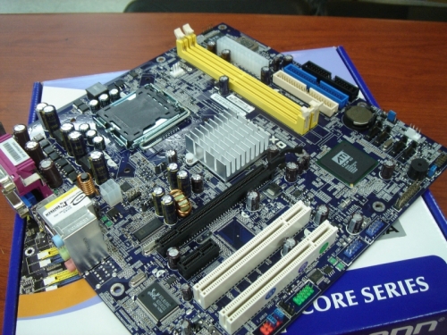 ATI X300 그래픽코어 탑재한, 폭스콘 ATi RC410