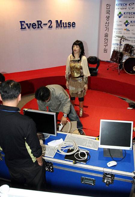 로봇 가수 데뷔공연 ''펑크''.. 고장 때문에 행사 취소 ''빈축''