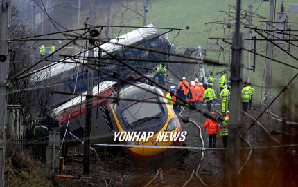 BRITAIN DERAILED TRAIN