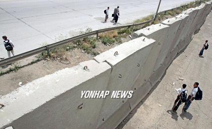 IRAQ CONCRETE WALL