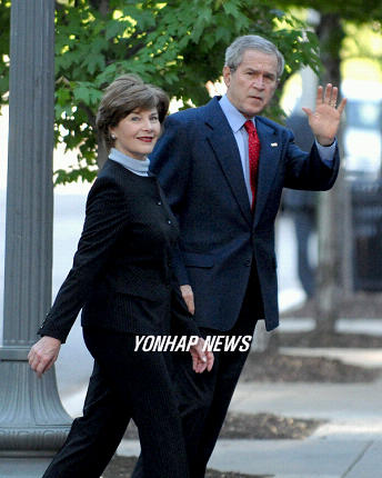 USA PRESIDENT GEORGE W BUSH ATTENDS CHURCH