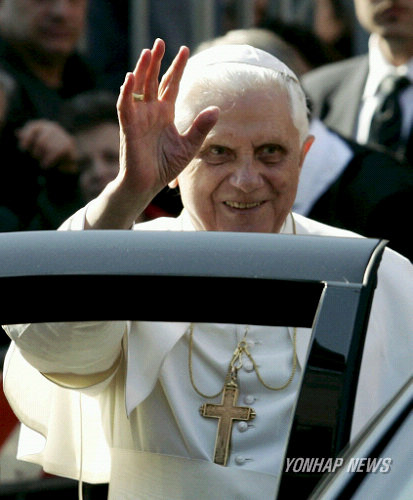 ITALY POPE WAVE
