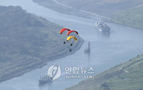패러글라이더 세계기록/Panama Paragliders (AP)
