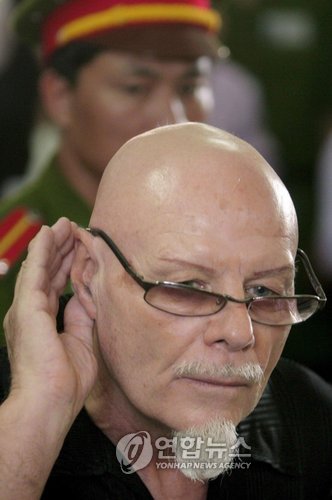 FILE VIETNAM GARY GLITTER