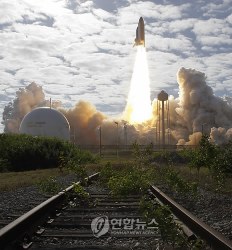 USA SHUTTLE ATLANTIS LAUNCH