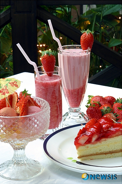 롯데호텔 "딸기 주스·케이크 맛보세요"