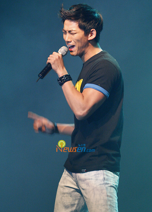 [포토엔]파워풀한 랩 선보이는 2PM 택연