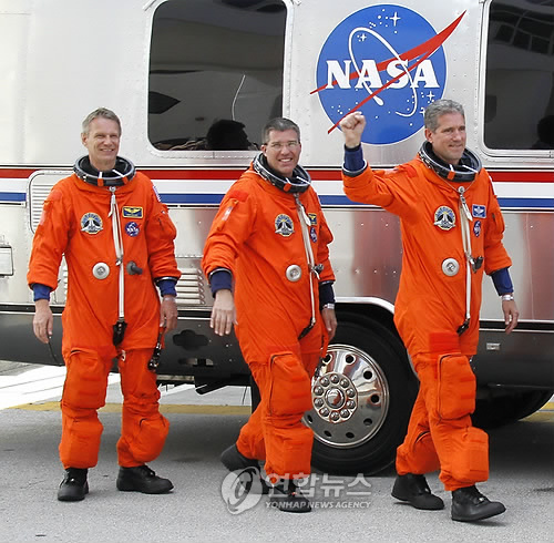 USA SHUTTLE ATLANTIS CREW WALKOUT