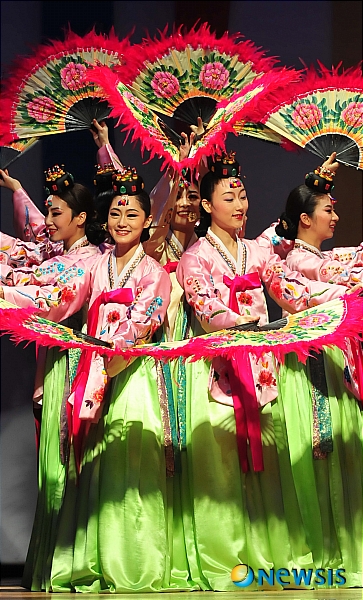 부채 춤 선보이는 NOW 무용단