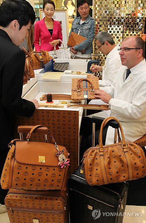 MCM 매장, 독일 전통 장인 제작 시연