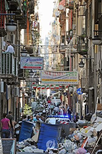 ITALY NAPLES GARBAGE