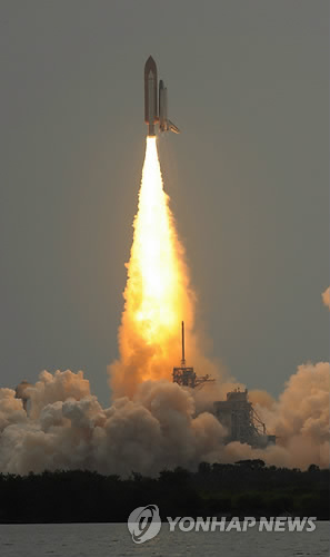 USA SHUTTLE ATLANTIS LAUNCH