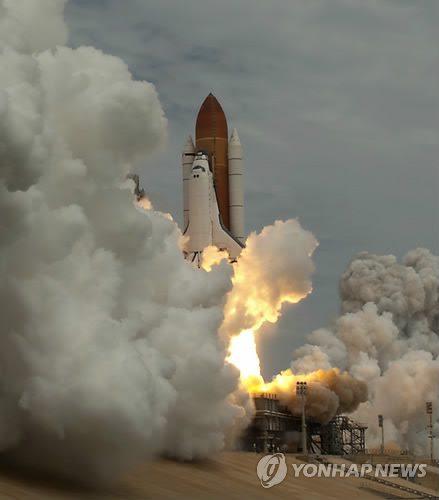 USA SHUTTLE ATLANTIS LAUNCH